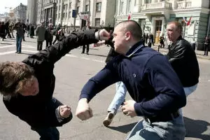 Les blagues sont mauvaises avec un boxeur : il a sauvé une fille et mis 3 hooligans à leur place