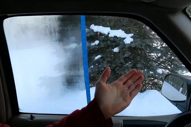 Un moyen simple de se débarrasser de la buée de verre de voiture