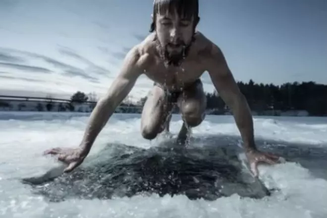 Hoe lang kan een persoon overleven in koud water?