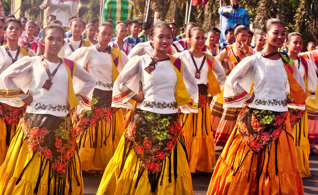 Tagaloga Preskaŭ kvarono de la tuta loĝantaro de Filipinoj parolas ĉi tiun aŭstronezian dialekton. La tagaloga estas ege malfacile lernebla kaj restas neatingebla pinto por plej multaj homoj en la mondo.