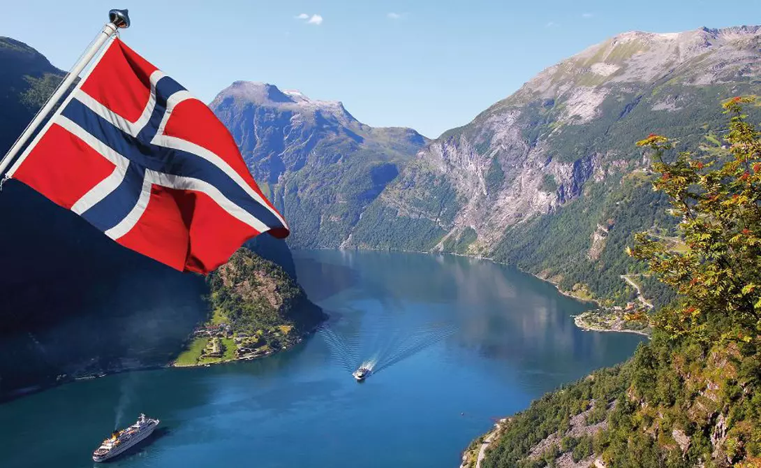 Norvega Ĉi tiu nordĝermana lingvo estas la nacia lingvo de Norvegio. La norvega, kune kun la sveda kaj la dana, estas reciproke komprenebla kun aliaj variantoj de skandinavaj lingvoj kiel la islanda kaj feroa.