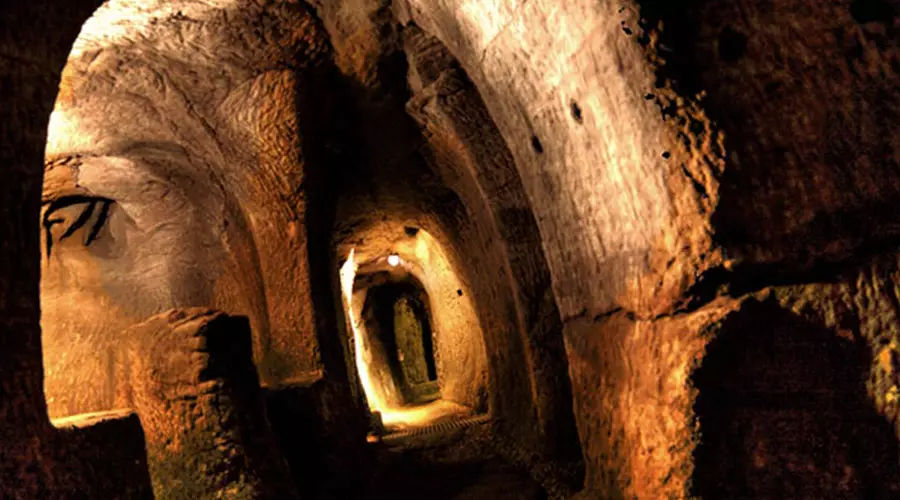 Découverte soudaine Le premier ouvrage scientifique sur les tunnels a été publié par l'archéologue et docteur allemand Heinrich Kusch. Son livre "Secrets of the Underground Door to the Ancient World" a fait un effet de bombe dans la communauté scientifique. Qu'y a-t-il là, l'Allemand a d'abord subi une véritable persécution : il est difficile de croire à l'existence de quelques tunnels souterrains secrets dont personne n'a jamais entendu parler.