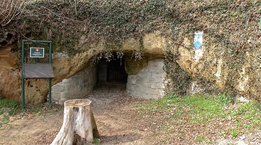 Ibtidoiy sirlar Biroq, siz dalillar bilan bahslasholmaysiz: tunnellar mustaqil ekspert guruhlari tomonidan topilgan va qisman o'rganilgan. Radiokarbonli tahlil shuni ko'rsatdiki, birinchi er osti yo'llari neolit ​​davrida, ya'ni taxminan 5000 yil oldin paydo bo'lgan. Eng "yangi" tunnellar Chexiya ostida ishlaydi va ehtimol Avstriyaga olib keladi - ular o'rta asrlarda qurilgan.