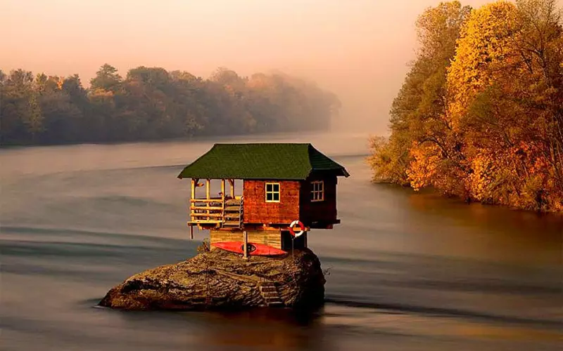 Huis in klip En nog 'n bekende persoon op ons lys. Die Serwiese huis op die klip staan ​​al 45 jaar lank, en dit is uitgevind deur die ouens wat die rivier op 'n waagstuk oorgesteek het. Op 'n klip, te midde van die golwende golwe, het hulle gedink - dit sal lekker wees om 'n dak oor hul koppe te hê. As gevolg hiervan het hierdie klein, maar uiters gesellige huis verskyn. Alle materiaal is op kajaks aangebring, wat weereens die haalbaarheid van 'n onderneming van enige kompleksiteit bevestig.