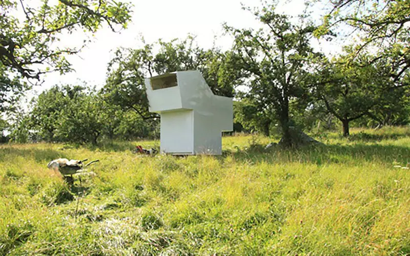 Spirit Shelter Matthias Pruger en Manuel Rauwolf het die Spirit Shelter ontwerp vir hul Bauhaus -afstudeerprojek. Die piepklein huisie bied 'n minimale maar voldoende leefruimte vir die bewoner. Dit het alles wat u nodig het en nog meer - die boonste gedeelte van die huis kan byvoorbeeld maklik in 'n kroegtoonbank verander.