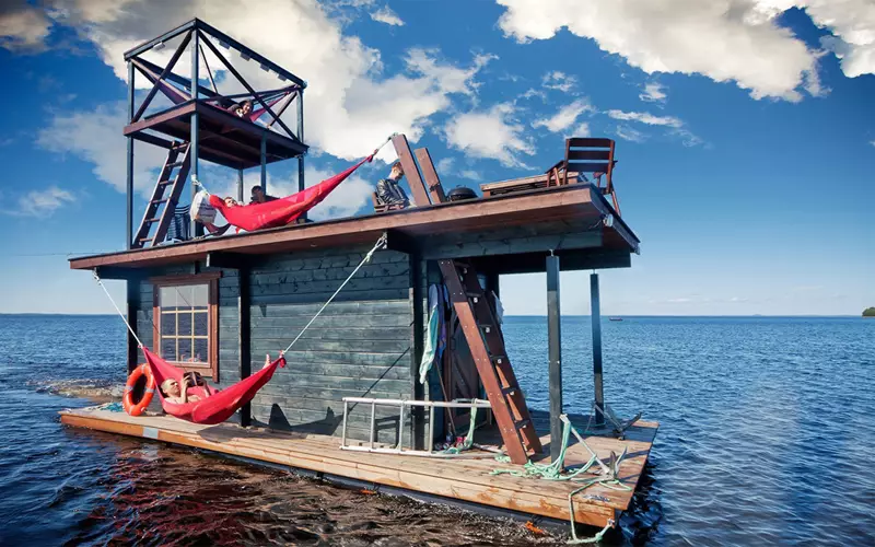 Ang Houseboat Wala’y tawo nga nagpuyo sa balay nga kini kanunay - sa pikas nga bahin, giarkila kini matag bulan sa matag usa. Sa ting-init, daghang mga tawo ang gusto nga mogahin og oras sa balay sa tubig nga ang mga tag-iya sa lungsod naghunahuna bahin sa pagtukod og ikaduhang cottage.