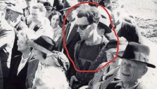 Tijdreiziger Misschien wel de beroemdste foto in zijn soort. The Mysterious Man werd in 1941 in Canada verfilmd ... Maar kijk goed naar hem! Een logo op een T-shirt, een modieuze bril en een minicamera in de hand - een echte tijdreiziger!