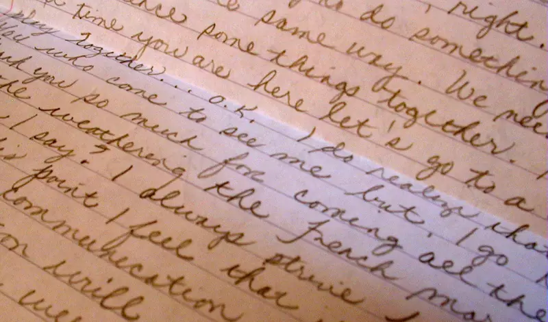 Los cambios en la escritura a mano La enfermedad de Parkinson significa la muerte de las células nerviosas del cerebro. Lo peor es que el paciente no nota ningún cambio brusco y no recurre a los diagnósticos. Sin embargo, los estudios han demostrado una correlación entre la escritura confusa del paciente y la enfermedad. El cerebro deja de producir dopamina, una sustancia química que envía señales a las extremidades para que se muevan. Esto provoca rigidez en los músculos de los brazos, lo que afecta la escritura a mano. Otros marcadores del inicio de la enfermedad son la pérdida repentina del olfato y los sueños muy intensos.