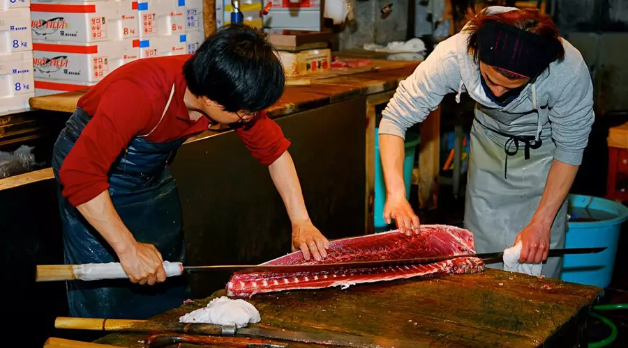 Maguro Ekstra lang mes vir die sny van tuna. Die buigsame lem kan 40 - 150 cm lank word. Hierdie messe kan op vismarkte gevind word. In restaurante is dit skaars, en selfs dan slegs in dié waar dit gereeld nodig is om 'n baie groot vis te sny. Die mes is aangepas om vis in een beweging te sny. Gegewe die grootte van die mes en die vis, neem dit gewoonlik twee mense om dit te sny.