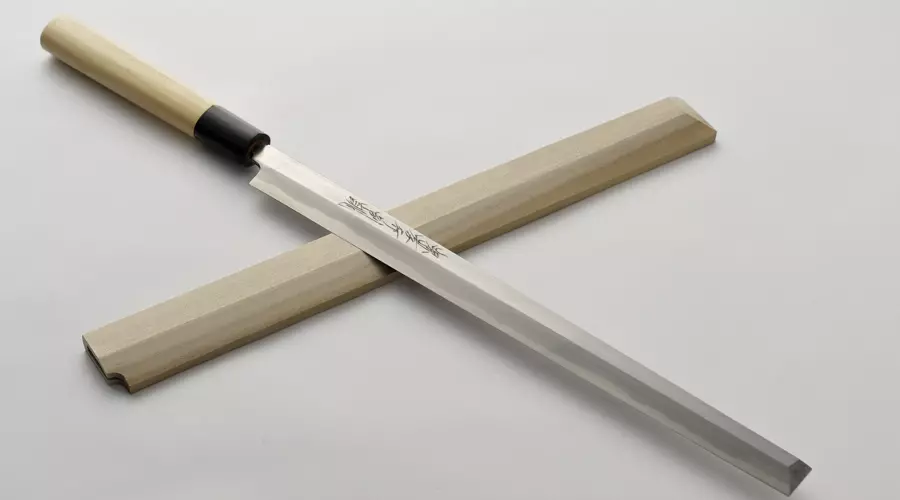 Takohiki Denne japanske kniven ligner veldig på yanagiba -kniver, men har en flat spiss. Brukes til slakting av blekksprut. Bladet har lignende egenskaper som yanagiba-kniver, det har også ensidig sliping og liten tykkelse.