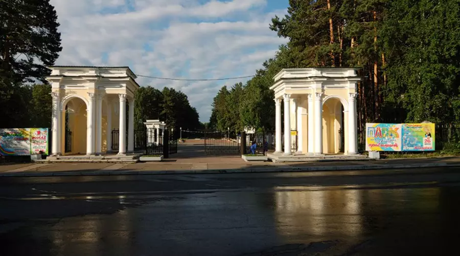 Железногорск Железногорск шәһәрен формалаштыручы предприятия (Советлар Союзы вакытында ул Красноярск-26 дип аталган) - атом һәм космик сәнәгатьнең яшерен комплекслары - димәк ЗАТО статусы. 1998 елга кадәр шәһәр карталарда юк иде. Хәзер Железногорск рәсми рәвештә танылды, ләкин сез монда махсус пассажир белән генә керә аласыз, ул җирле резидент мөрәҗәгате нигезендә бирелә.