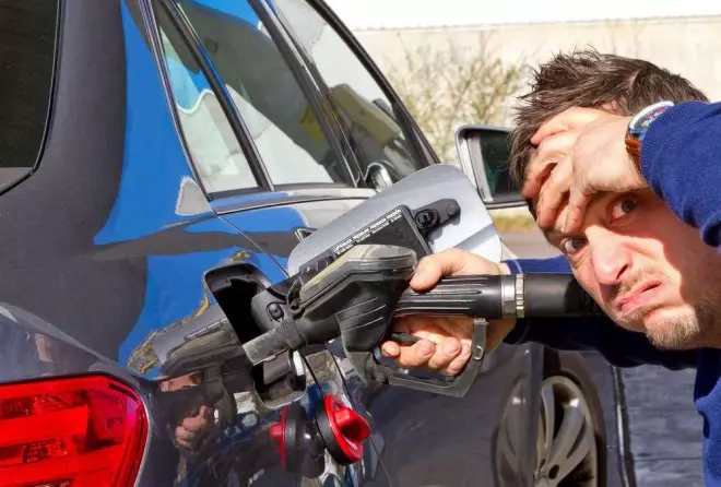 Coches que revientan al conductor con gasolina