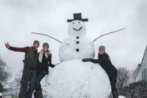 美国人决定打倒别人的雪人并惩罚自己