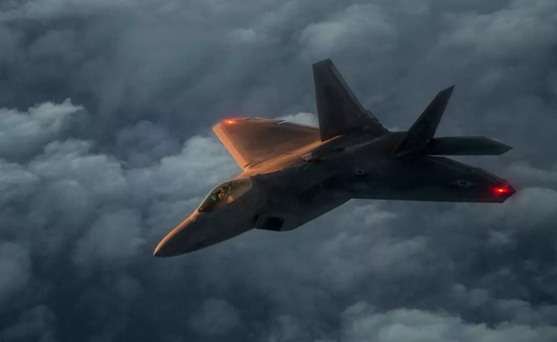 F-22 מאַקסימום גיכקייַט: 2,400 קילאמעטער / ה מאַקסימום קייט: 2,961 קילאָמעטערס ענדזשאַנז: אַ פּאָר פון F119-PW-100 טורבאָופאַן ענדזשאַנז מיט צוויי-דימענשאַנאַל נעזל וועקטאָריזאַטיאָן ראַדז אַרמאַמענט: M61A2 20-מם קאַנאָן, צוויי AIM-9 לופט-צו- לופט מיסאַלז, זעקס ציל -120 מיסאַלז