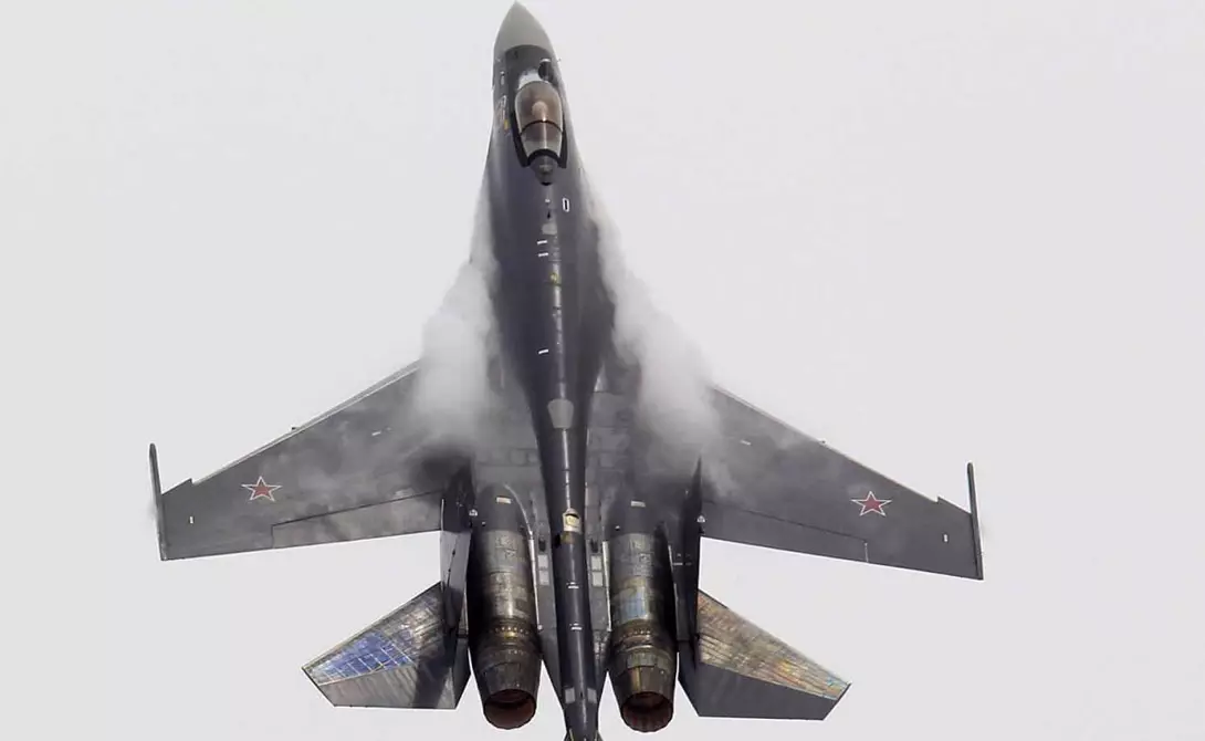 Su-35 最高速度：2,500 公里/小时 最大航程：5,024 公里发动机：一对土星 117S 涡扇发动机武器：30-mm GSh-30 加农炮，机翼和机身 12 个站，载重量高达 8,000 公斤，包括，用于空对空导弹、空对地导弹和集束炸弹