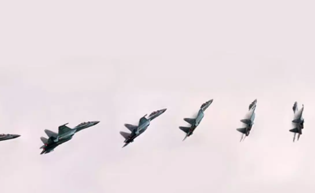 Uendeshaji: Su-35 Ujanja wa sarakasi ulioonyeshwa na rubani (Sergei Bogdan) wa Su-35 kwenye Onyesho la Hewa la Paris la 2013 lilifanya Jittery ya Jeshi la Anga la Magharibi. Kwa kweli, mpiganaji mpya wa Urusi ni Su-27 ya kisasa sana, anayejulikana kwa ujanja wake. Aerobatics, kwa mfano, maarufu "Pugachev's Cobra", haiwezi kurudiwa tena kwenye ndege nyingine yoyote ulimwenguni.