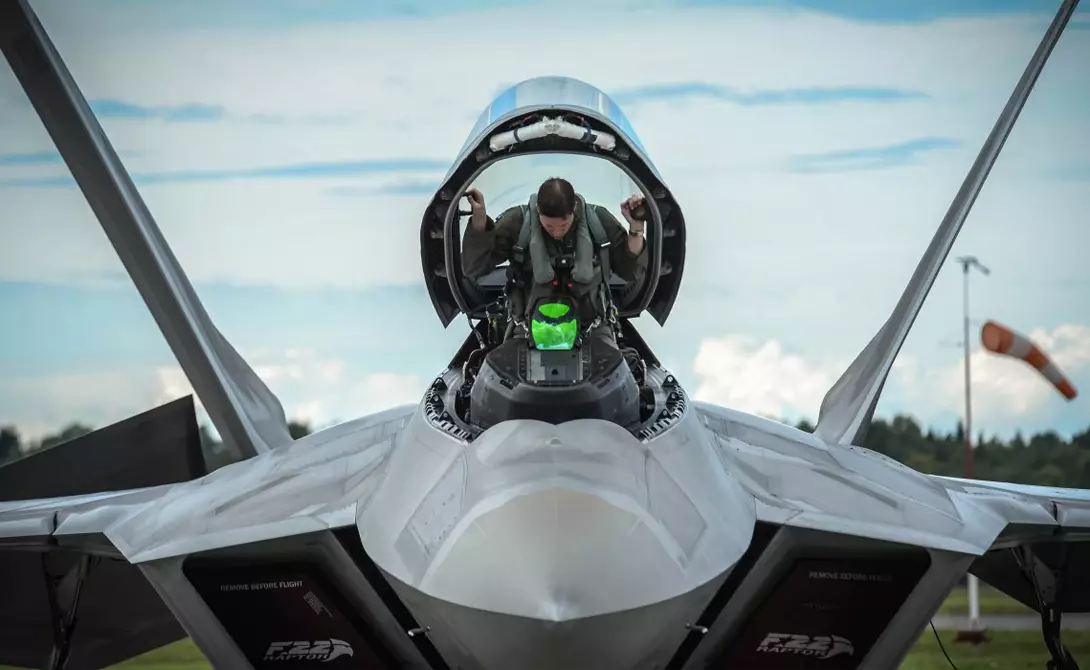 Samantekt Sigur: Rússland Þannig að á pappír hafa Su-35 aðeins meiri möguleika á að vinna hefðbundinn 1v1 bardaga en F-22. En það er ólíklegt að Bandaríkjamenn sækist eftir slíkum aðstæðum í grundvallaratriðum: loft-til-loft flugskeyti munu finna kyrrlátan andstæðing og ljúka verkinu áður en flugmaðurinn hefur tíma til að skilja eitthvað. Á hinn bóginn, minnstu mistökin afhjúpa F -22 - og þá munu yfirburðir í hreyfigetu láta sjá sig. Niðurstaða hvers bardaga, að mati sérfræðinga, mun ráðast meira á mannlega þáttinn en tækni.