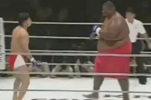 O lutador monstro queria esmagar o profissional de MMA e caiu