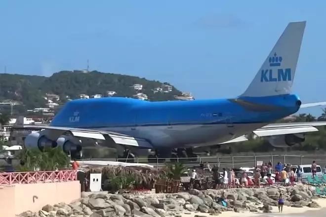 Das Flugzeug hat Touristen-Zuschauer ins Meer gesprengt