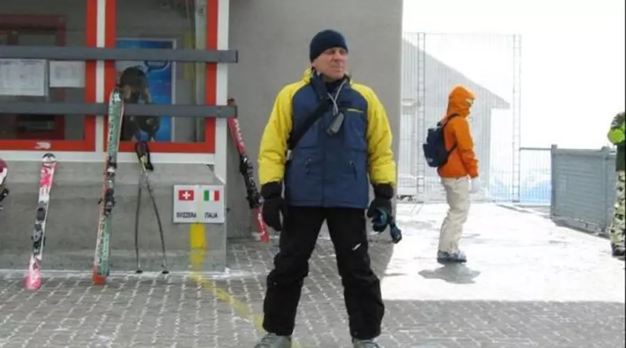 Sveits og Italia En av de vakreste (og også gjennomsiktige) grensene i verden går mellom Italia og Sveits rett gjennom skianlegget. Du kan gå på ski fra et land til et annet!