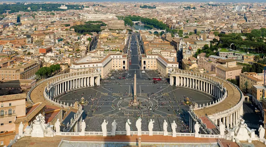 Italië en het Vaticaan Zie je de kleine poortjes die uitkijken op het plein? Ook al zijn er daar geen gewapende bewakers en er is ook geen prikkeldraad - toch is dit de grens tussen Italië en de Vaticaanse stadstaat. Overigens is het voor een persoon van buitenaf bijna onmogelijk om burger van het Vaticaan te worden.