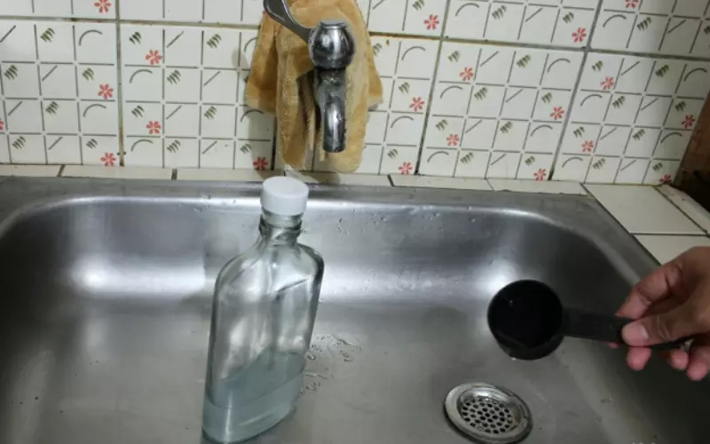 Elimina o bloqueo Tómate o tempo para chamar ao fontaneiro se o lavabo está tapado. Podes limpar a zona tapada botando un vaso de refresco no desaugadoiro e botándoo con 2-3 culleres de sopa de vinagre. Despois de media hora, enche o dreno obstruído con auga fervendo. Incluso o bloqueo máis persistente non resistirá a un poderoso remedio popular.