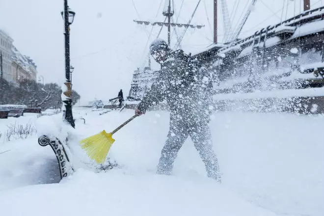 雪の列車は用務員のすべての計画を混乱させました