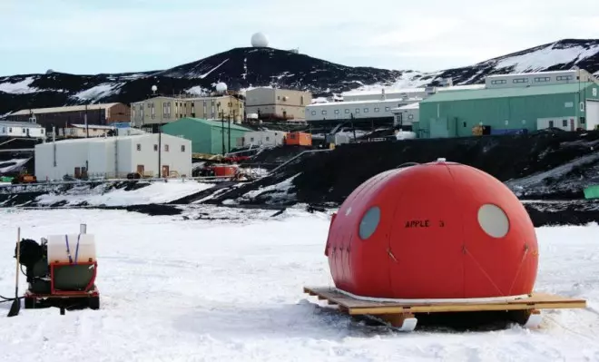 Nyeoe setsing sa Amerika se Antarctica. Batho ba 2 ba kene tsietsing. Liketsahalo li arotsoe