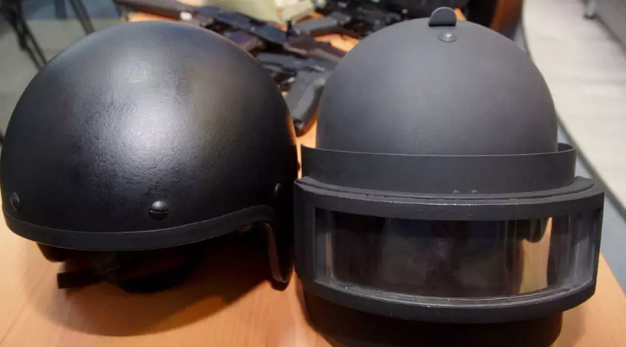 Lynx-T Ang titanium all-stamp dome ng helmet na ito ay maaasahang pinoprotektahan ang manlalaban mula sa shrapnel at kahit mga bala. Ang visor ay gawa sa isang timpla ng titan na may quartz bala na baso, isang headset ng radyo ang na-preinstall sa loob. Mahirap tawagan ang Lynx-T ultramodern, ngunit may kakayahang magbigay ng wastong antas ng proteksyon.