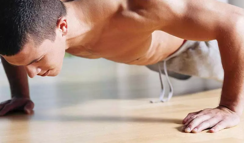 Larĝaj tenaj streĉoj Aliroj: 3 Repetoj: 10 Kio disvolviĝas: brustaj muskoloj Jen la malo de la antaŭa ekzerco: la emfazo ĉi tie ne estas sur la triceps (kvankam ili ankaŭ partoprenas en la laboro), sed sur la brustaj muskoloj. Kiam vi premas supren kun larĝa teno, la manplatoj devas esti metitaj ĉirkaŭ duoble pli larĝaj ol la ŝultroj kaj turnitaj eksteren. Alie, la ekzerco estas farita simile al la antaŭaj: sen hasto, glate.