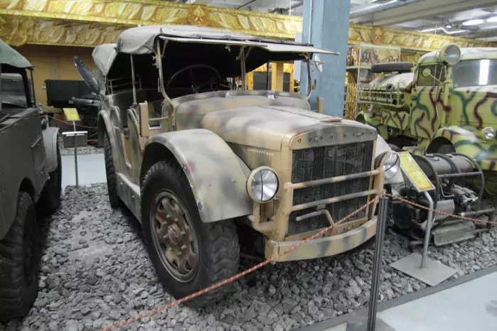 Fiat SPA TL 37 Am Joer 1937, op Uerder vum Mussolini, hunn Fiat Designer e speziellen Terrain Gefier zesummegesat fir Off-Road Operatiounen entworf. Fiat SPA TL 37 krut e mächtege (fir dee Moment) V4 Bensinmotor, héich Buedemfräiheet an eng getrennte Funktioun fir d'Heck an d'Frontrad ze kontrolléieren. De Kampfauto konnt bis zu 6 Zaldoten an eng liicht Artilleriekanon op engem Trailer droen.