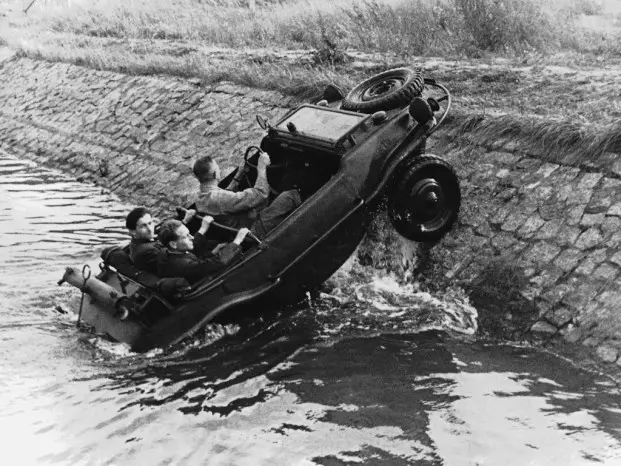 kDF Typ 166 Dat éischt amphibescht Gefier vun der Welt gouf vun den däitschen Ingenieuren am Joer 1942 erstallt. De kDF Typ 166 huet eng Geschwindegkeet vun 80 km / h entwéckelt, konnt sech op Waasser beweegen an hat allgemeng e ganz erfollegräichen Design. Richteg, d'Rüstung gouf guer net zur Verfügung gestallt: fléissend, d'Géigespiller musse just e puer Lächer ënner der Waasserlinn maachen an den Amphibien ass op de Buedem gaang.