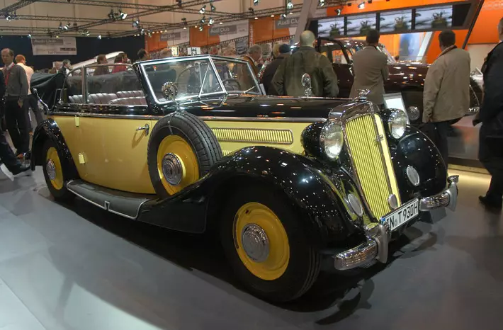 Horch 930 Geloof het of niet, deze slanke en knappe man was in staat om een ​​ongelooflijke 170 km/u te halen. Horch 930 is speciaal gemaakt voor de hoogste rangen van het Duitse leger: in plaats van passagiersstoelen werd een comfortabele bank geïnstalleerd, een persoonlijk radiostation in de buurt en zelfs een wastafel met warm water.