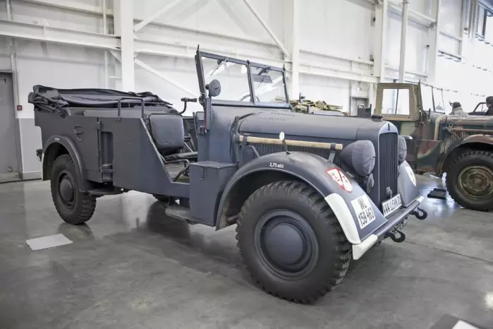 Horch 901 Type 40 De militaire versie van de Horch 930 verschilde van zijn civiele tegenhanger niet alleen in een bruter uiterlijk, maar ook doordat het koppel op alle 4 de wielen werd overgebracht. Zo veranderde een modieuze officiersauto in een zeer krachtige SUV. Trouwens, het was dit model (trofee-auto) dat maarschalk Zhukov de voorkeur gaf boven andere auto's.