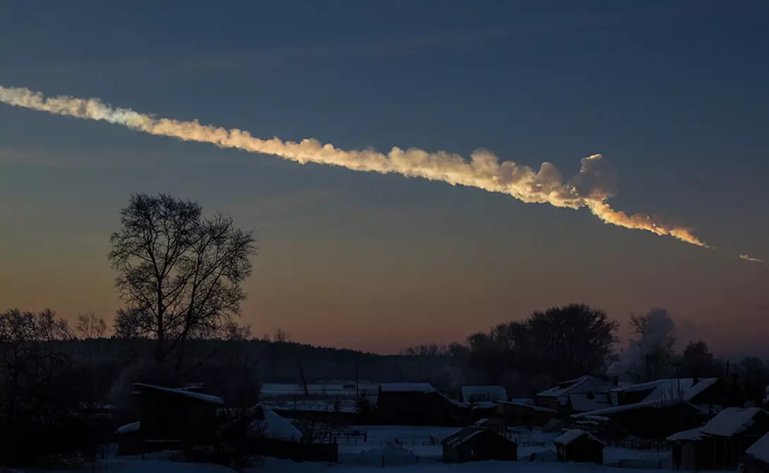 Små asteroider, upp till trettio meter i diameter, är svåra att upptäcka - men de kan förhindras från att kollidera med jorden. Till exempel var Chelyabinsk-meteoriten bara tjugofem meter i diameter, men den kunde skada flera dussin byggnader och skadade ett betydande antal människor.