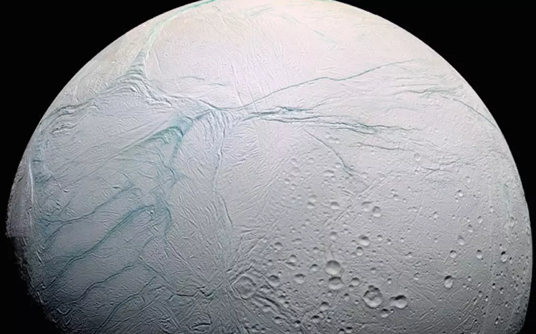 La luna di Saturno Encelado ha le stesse prospettive: poco all'inizio di questo mese, gli scienziati hanno confermato che un oceano è nascosto sotto il guscio di ghiaccio di questo gigante. Se è così, allora Encelado è il luogo perfetto per sviluppare la vita.