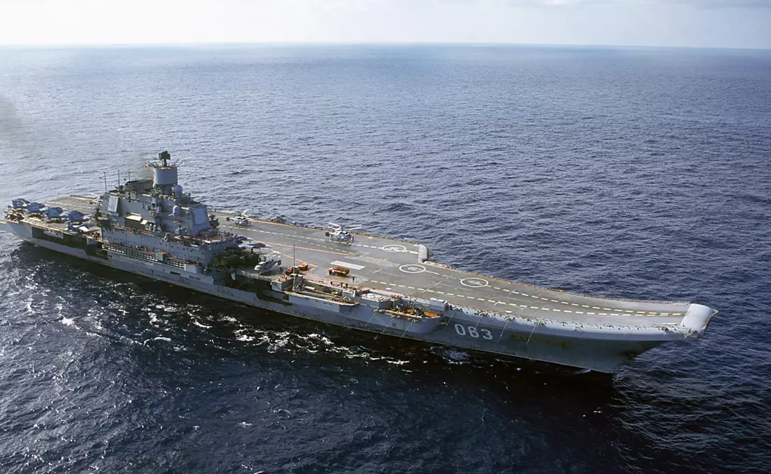 Motsamaisi oa Sekepe sa Soviet Union Kuznetsov Sekepe sa likepe: sekepe se boima sa ho tsamaisa lifofane Kajeno ke sona feela sekepe sa sehlopha sa TAVKR Sesoleng sa Metsing sa Russia. "Admiral of the Fleet of the Soviet Union Kuznetsov" e etselitsoe ho hlasela liphofu tse kholo tsa bokaholimo le ho sireletsa sehlopha sa hae litlhaselong tsa lira. Ka la 15 Mphalane 2016, sekepe sa likepe, e le karolo ea sehlopha sa sekepe, se ile sa qala lets'olo la pele la sesole mabopong a Syria. Haeba Admiral Kuznetsov a nka karolo molemong oa ts'ebetso ea seteraeke, joale Sesole sa RF se tla fumana boiphihlelo bo ikhethang ba ntoa boo linaha tse fokolang haholo lefatšeng li nang le tsona.