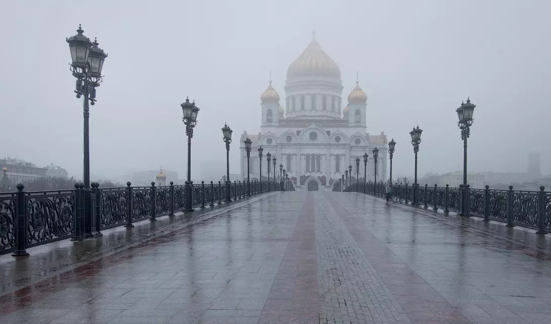 Moscow, Rasha Sundial na shekara guda: yaya sa'a. Kuma ƙaramin kari daga zuciya - ba za mu iya yin watsi da Moscow ba. Da kyar za a iya kiran babban birnin ƙasarmu birni maraba da haske: kusan duk damar jin daɗin hasken rana ya faɗi ga mazauna yankin kawai a ƙarshen bazara da bazara.