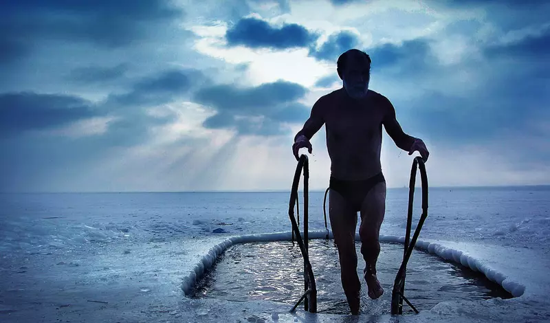 Was ist das Winterschwimmen oder, wie es in Polen heißt, Winterschwimmen, hat keinen religiösen Ursprung. Enthusiasten tun es sowohl in offenen, frostsicheren Stauseen als auch in einem speziell angefertigten Eisloch. Fans dieser eher extremen Unterhaltung findet man in fast jedem Land der Welt. Die Sportler nennen sich selbst anders: Hier sind sie „Walrosse“, in Finnland „Otter“ und „Robben“, in den USA sind sie „Eisbären“.