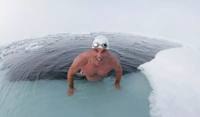 Grundregeln Auf keinen Fall sollte man ohne vorherige Vorbereitung ins Wasser klettern. Wärmen Sie sich auf und wärmen Sie Ihre Muskeln auf, machen Sie ein paar einfache Übungen. Wenn Sie direkt nach dem Bad in das Eisloch eintauchen, kühlen Sie Ihren Körper mindestens drei bis vier Sekunden lang ab. Vergessen Sie betrunkenes Baden oder krankes Eiswasser und gesundes Herauskrabbeln. Das ist kein Märchen für dich.