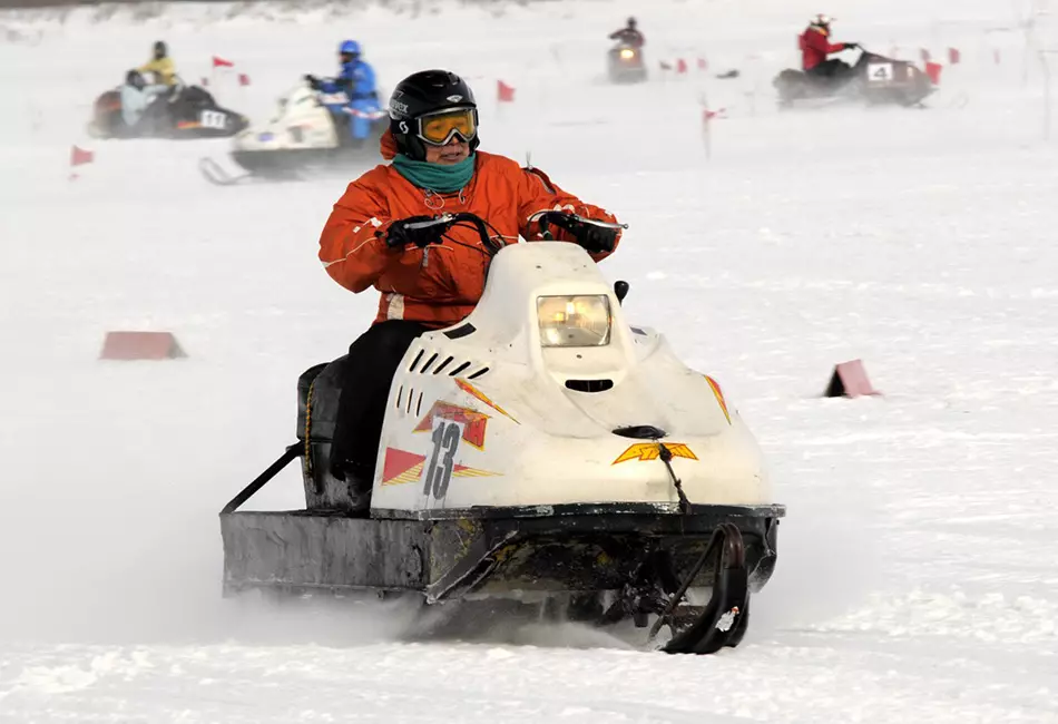 Thaum pib xyoo 1970, qhov kub taub hau snowmobile tau tshwm sim hauv Asmeskas, uas tau mus txog USSR. Tus pioneer yog pab pawg ntawm Rybinsk Motors lub tuam txhab dav hlau, uas tau mus dhau lub sijhawm nyuaj. Thaum lub tuam txhab Bombardier tau coj XNUMX lub tsheb thauj mus los rau Moscow thiab ua yeeb yam ua yeeb yam ntawm lub hippodrome, uas cov neeg sawv cev ntawm Rybinsk kev lag luam tau ua kom zoo dua thiab yaum USSR Lub Xeev Txoj Haujlwm Npaj rau faib nyiaj rau cov khoom lag luam tshiab.