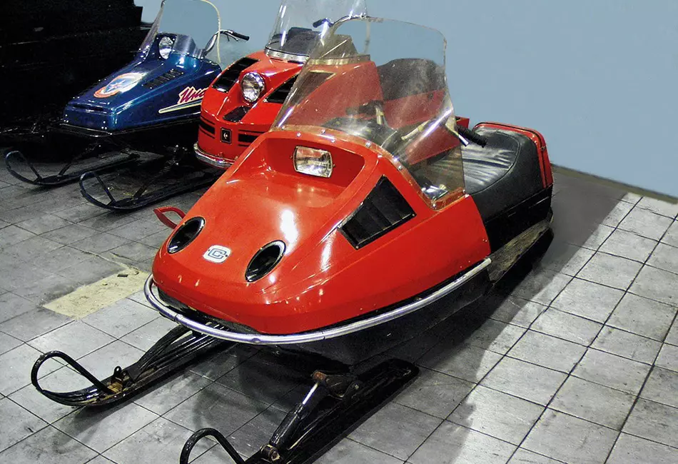 Verëffentlecht am Joer 1975, e Prototyp vum Zwee-Ski Snowmobile "Saturn" mat engem Motor gezwongen op 45 Kräften, entwéckelt eng Geschwindegkeet vu bal 100 Kilometer an der Stonn, hat en originelle Design an eng Zuel vun Innovatiounen, déi zu där Zäit net waren auslännesch Schneemobil. Wéi och ëmmer, wéinst der ze virsiichteger Gestioun vun der Planz, koum se ni an d'Massproduktioun.