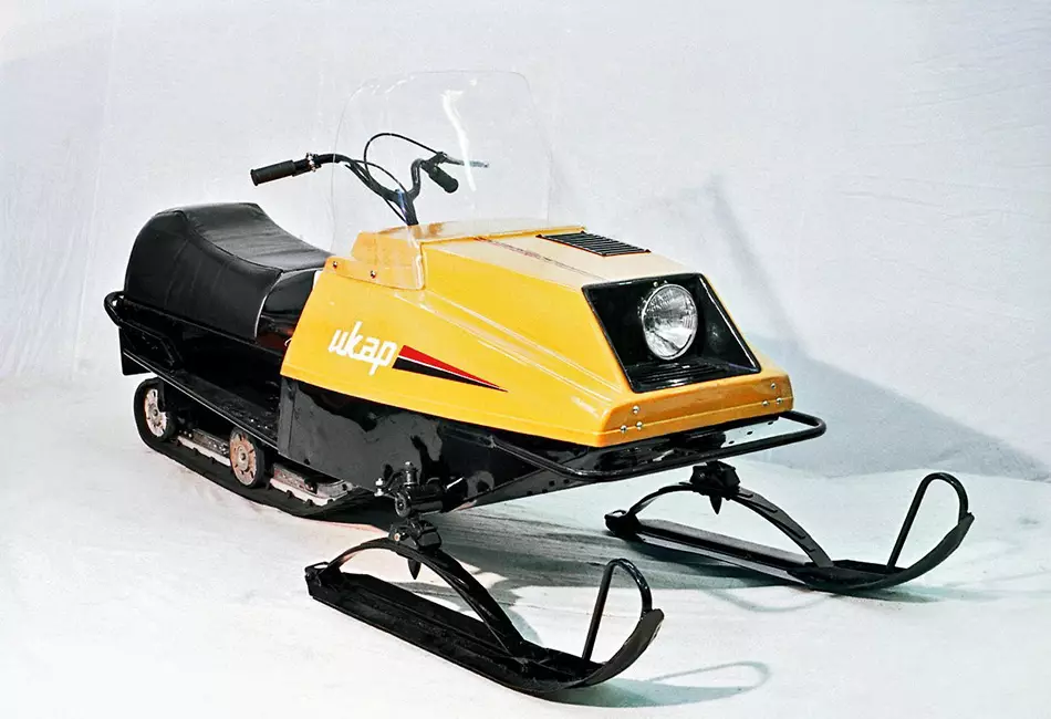 1984 年，生产了 50 辆轻型双板雪地摩托“Ikar”，其外观与 70 年代后期的 Yamaha Exciter-440 非常相似。由于毛毛虫的防滑悬挂、低重量和经济性，该模型的特点是柔软的行驶。也被完全从片材上盖章的机会所吸引。该模型受到赛车手的赞赏，一些汽车立即投入了运动。