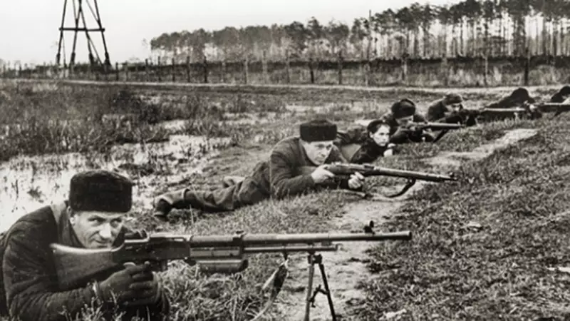 Mislykket Blitzkrieg Den omhyggeligt udarbejdede plan for Operation Barbarossa indebar Moskvas fald i de første måneder af krigen. Som de siger, var det glat på papiret: Wehrmacht -soldaterne overtog den røde hær, men meget langsommere end planlagt. Slaget om Smolensk kostede tyskerne to måneder: Offensiven på hovedstaden begyndte først den 30. september, hvilket satte spørgsmålstegn ved realiteten af ​​afslutningen af ​​operationen før den første frost.