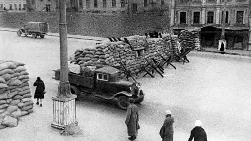 Аперацыя «Тайфун» Сама дырэктыва аб падрыхтоўцы захопу Масквы выйшла толькі 16 верасня, калі сталі зразумелы вынікі бітвы за Кіеў. Аперацыя «Тайфун» была выдадзена камандуючым групай армій «Цэнтр»: меркавалася сіламі буйных танкавых злучэнняў акружыць і знішчыць асноўныя сілы Чырвонай Арміі, засяроджаныя ў Бранска і Вязьмы. Пасля заставалася самая драбніца - усяго-то абыйсці сталіцу з некалькіх бакоў і захапіць горад раптоўнай атакай.