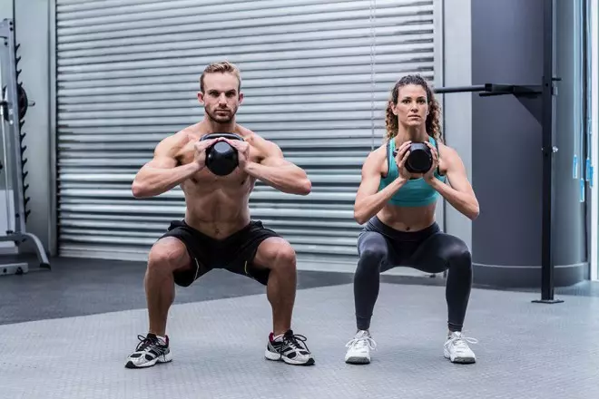 100 squats á dag: hvað verður um líkamann