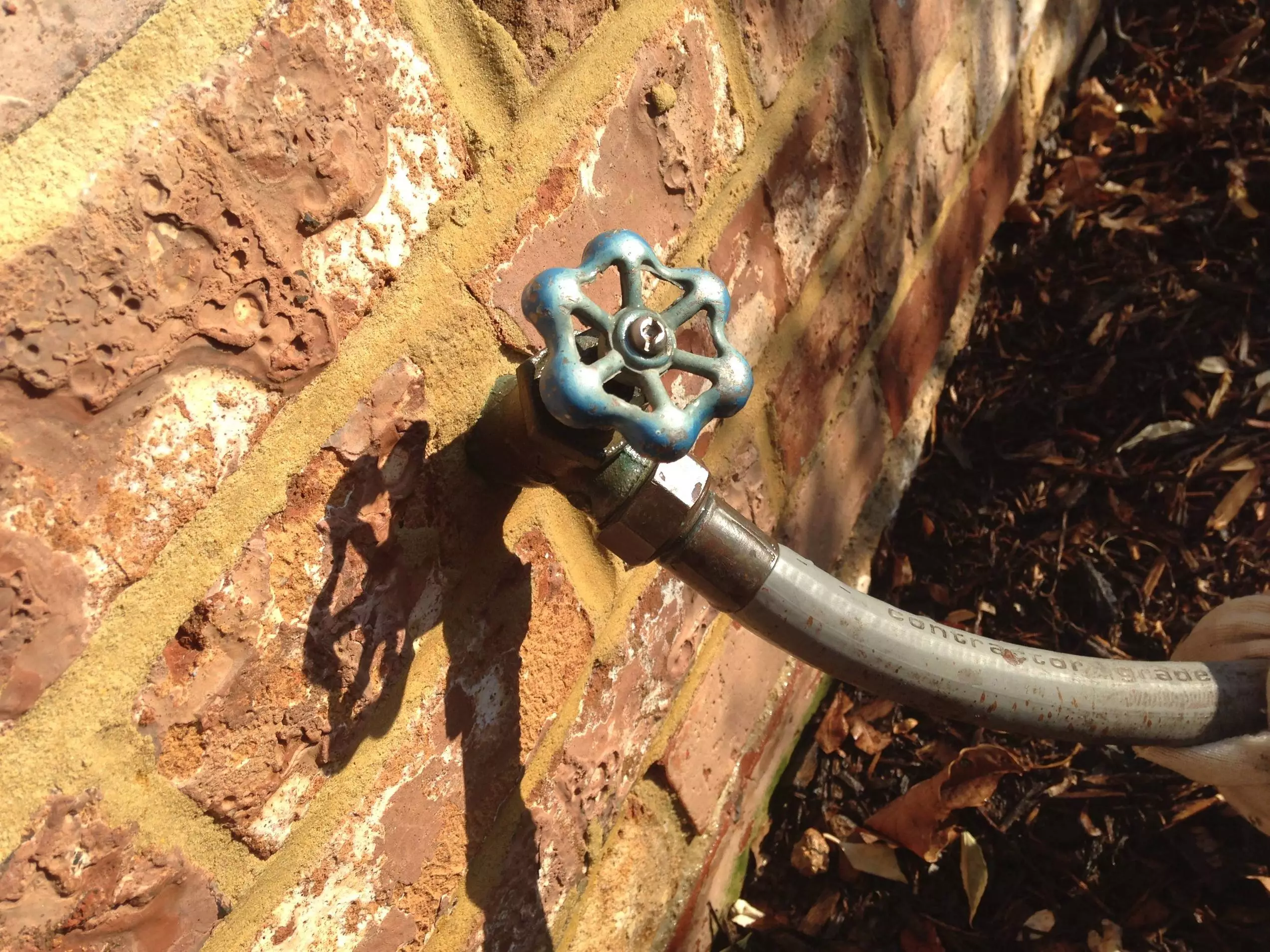 Tappare il foro nel tubo da giardino Il segreto è che il bastoncino di legno, gonfio d'acqua, coprirà completamente il foro nel tubo di gomma. Quando lo stuzzicadenti è abbastanza gonfio, strappa la punta sporgente e usa il tubo da giardino al massimo.