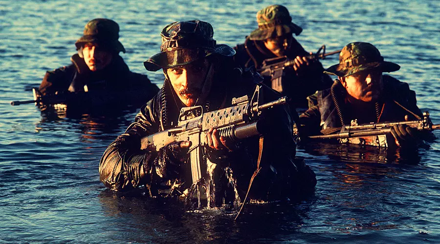 SEAL Tim Genep Operasi anti téroris di daérah musuh ngabutuhkeun spesialisna nyalira. Maka, saatos gagalna Operasi Eagle Claw (Tehran, 1980), Kaptén Kelautan Robert Marcinko nyusun kabutuhan pikeun nyiptakeun unit khusus anu siap ngalaksanakeun misi anu paling bahaya. Grup sélulér nampi callign SEAL Tim Genep. Kiwari, komposisina dibentuk tina segel bulu anu pangsaéna: 200 jalma sareng pangkalan di Fort Shadow, Kansas, siap dina paréntah mimiti paréntah pikeun kamana waé di dunya sareng nunjukkeun dina prakték naon démokrasi sareng kumaha cinta éta. .