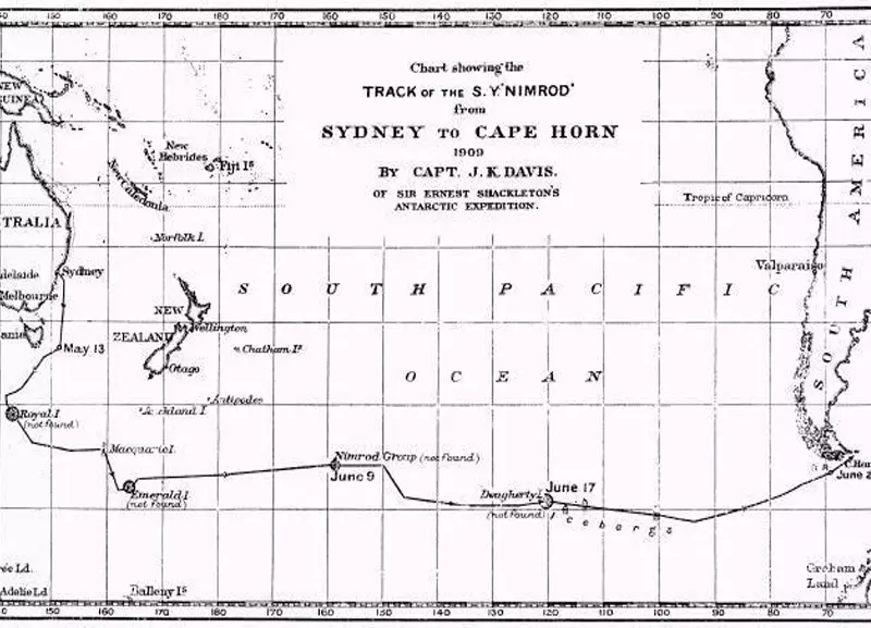 Sehlekehleke sa Emerald Moo: Leoatleng la Pacific Boroa Basesisi ba likepe ba ileng ba lema leoatle ka Hlakubele 1821 lipakeng tsa Australia le Antarctica ka boroa ho Sehlekehleke sa Macquarie ba fumane sehlekehleke seo. Ba e rehile lebitso le ts'oanang le sekepe se neng se bitsoa - Emerald. Ka 1840, Sesole sa Metsing sa United States se ile sa hlophisa leeto la lipatlisiso sehlekehlekeng seo, empa ha ba ka ba se fumana. Leha ho se motho ea hatileng sehlekehlekeng sena, mobu o makatsang o tšoailoe limmapeng tse ngata, ho kenyeletsoa Soviet Atlas of Antarctica le 'mapa oa 1987 bukaneng e hatisitsoeng ke American Express.