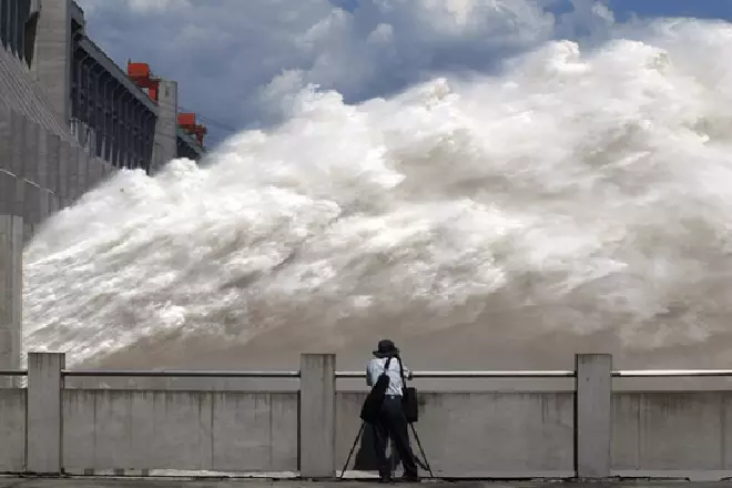 巨大な余水吐が撮影されました。川は途中の都市でさえ破壊することができます